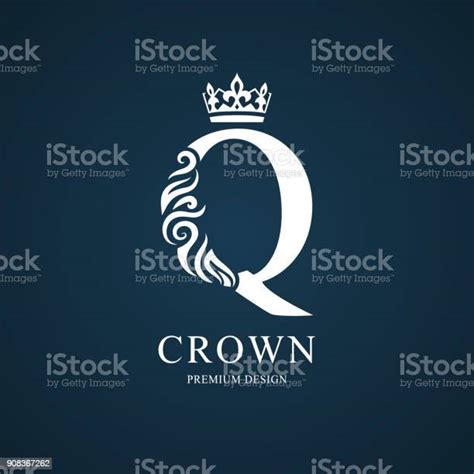 왕관과 함께 우아한 편지 Q입니다 우아한 스타일입니다 붓글씨 아름 다운 간판입니다 책 디자인 브랜드 비즈니스 카드 레스토랑 부티크 호텔 빈티지 그린된 엠 블 럼 벡터