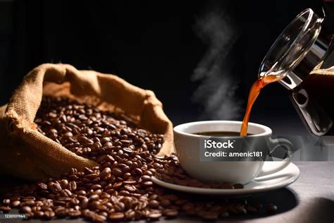 검은 색 배경에 삼베 자루에 컵과 커피 콩에 연기와 커피를 붓는 커피 마실 것에 대한 스톡 사진 및 기타 이미지 커피 마실