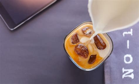 어두운 배경에서 큐브를 아이스 커피 한 잔에 우유를 붓는 문자 번호 1 및 태블릿 따르기에 대한 스톡 사진 및 기타 이미지 따르기 커피 마실 것 크림 저그 Istock