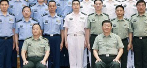 官场观察工作室 昭明 On Twitter 大家看8月17日习近平在沈阳与北部战区大校以上军官合照，习疲态尽显，几乎瘫在椅子上，头向左歪
