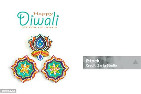 해피 디왈리 디파발리 빛 축제 축제 동안 점토 디야 램프 조명 흰색 배경에 다채로운 전통적인 오일 램프 Diya 텍스트의 공간을 복사합니다 디왈리에 대한 스톡 사진 및 기타