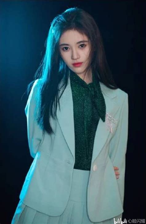 鞠婧祎制服写真仪态万千淡扫蛾眉清艳脱俗 制服小鞠展现独特之美 哔哩哔哩