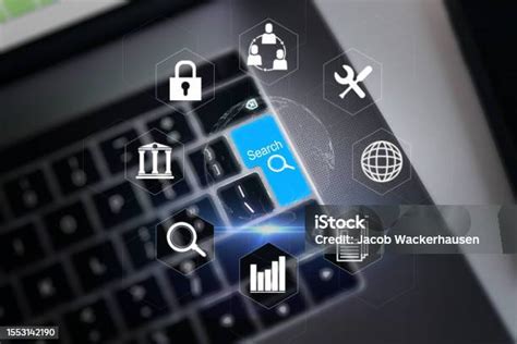 검색 노트북 키보드 및 사이버 보안 오버레이는 온라인 안전 또는 보호 기술을 위한 미래 지향적인 홀로그램 아이콘 및 소프트웨어를