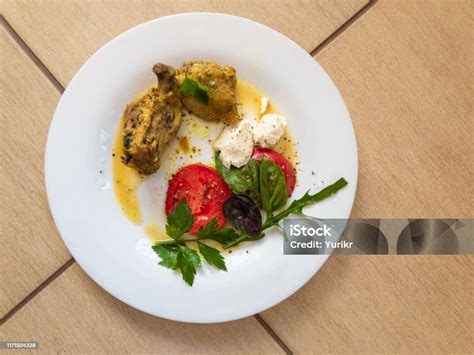 닭고기 튀김 조각 붉은 슬라이스 토마토 부드러운 치즈 아루굴라 가지 파슬리 바질 잎 접시 0명에 대한 스톡 사진 및 기타 이미지 Istock