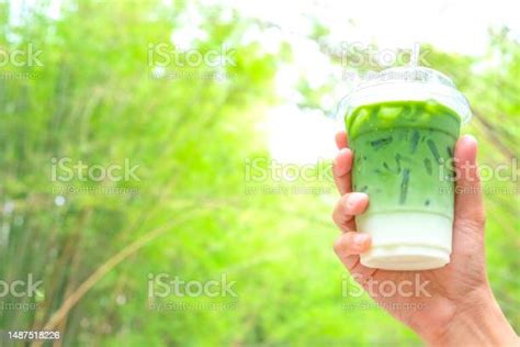 봄 자연 배경에 유리 아이스 말차 라떼 녹차 커피를 들고 있는 여자 손 0명에 대한 스톡 사진 및 기타 이미지 0명 건강한 생활방식 녹색 Istock