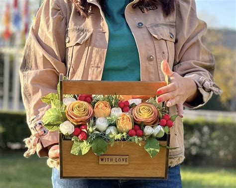 Оригинална кошница с цветя от креп хартия Handmasters Bg