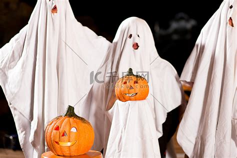 三种非常非常可怕的幽灵——孩子们打扮成幽灵——在万圣节或狂欢节或化装舞会上，焦点是南瓜高清摄影大图 千库网
