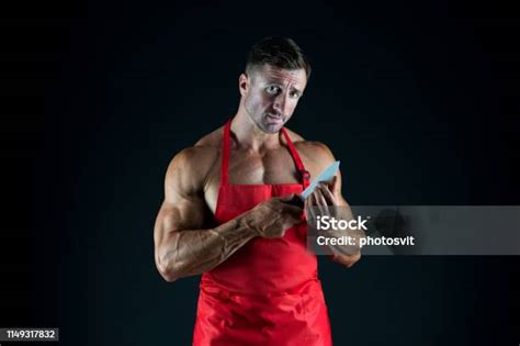 정육점이 있는 나이프 요리사 앞치마에 근육 몸통을 가진 남자 요리 남성 주부입니다 부엌에서 남편입니다 잔인 한 정육점 식품