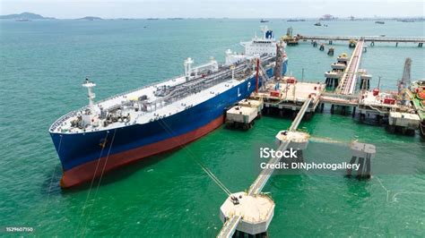바다에 있는 원유 부유 역 교량 파이프라인 짐 석유 선박 수송에서 원유 하역 산업 사업 수송 탁 트인 바다 정면 전망 0명에 대한 스톡 사진 및 기타 이미지 Istock
