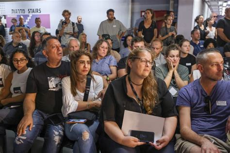 מאות הגיעו לכנס משפחות החטופים והנעדרים אנחנו לא ישנים כבר שבוע אתר החדשות דבר