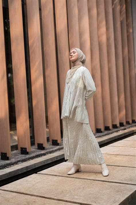 Inspirasi Outfit Hijab Ke Kantor Pakai Rok Nyaman Dan Modis