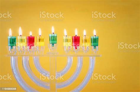 크리스탈 메노라 와 화려한 오일 촛불과 유대인 휴일 하누카 배경의 이미지 촛불 조명 장비에 대한 스톡 사진 및 기타 이미지 촛불 조명 장비 하누카 계절 Istock