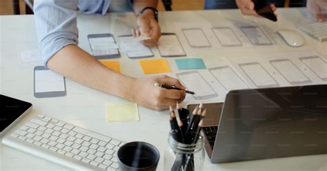 Ux 디자이너 팀 창의적인 그래픽 계획 응용 프로그램 개발 종이 프로토 타입 스마트 폰 레이아웃 사진 Unsplash의 디자인 이미지