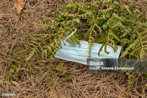 마스크 폐기 된 의료 용 마스크 코로나바이러스 Ncov19는 환경 오염에 기여합니다 코로나 바이러스 전염병 후 환경 문제 0명에