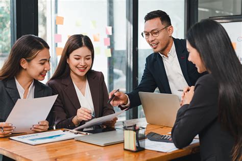 전략과 아이디어를 논의하는 전문가와의 효율적인 비즈니스 회의 팀은 활발하게 협업하여 현대적인 사무실 환경에서 팀워크와 참여를 보여줍니다 25 29세에 대한 스톡 사진 및