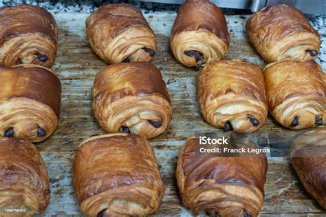 프랑스 제네빌리어스 03 11 2022 장인 제빵사 및 페이스트리 셰프 베이커리에서 초콜릿 빵 페이스트리의 세부 사항 0명에 대한 스톡 사진 및 기타 이미지 Istock