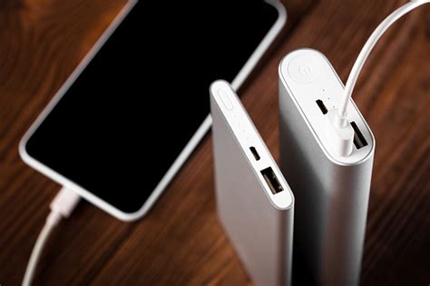 모바일 장치 충전용 보조 배터리 보조 배터리가 있는 흰색 스마트폰 충전기 모바일 장치용 외부 배터리 0명에 대한 스톡 사진 및 기타 이미지 Istock