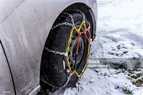 겨울 운전 문제 눈과 얼음입니다 극단적인 겨울 시리즈입니다 더러운 자동차 바퀴에 사슬입니다 위험한 얼음 차 바퀴를 구축 눈과 얼음에 냉동된 차 휠입니다 자동차 타이어의