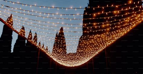 건물 측면에 매달려 있는 일련의 조명 사진 Unsplash의 파티 라이트 이미지