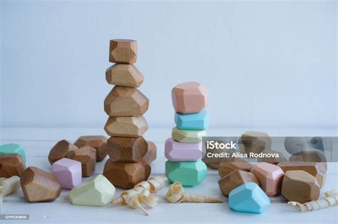 화려한 나무 인형입니다 천연 나무로 만든 장난감 아이들과 함께 게임을 개발하기위한 특이한 큐브 가벼운에 대한 스톡 사진 및 기타