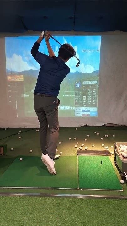 티 위에서 공을 치는 연습을 해봅니다진자운동은 갔다가 되돌아오는 동작을 반복적으로 수행합니다궤도 내에서 공이 타격되는 감각을 느껴봅니다 Youtube