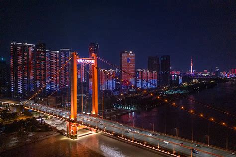 武汉鹦鹉洲长江大桥变网红桥 横跨江面成亮丽风景