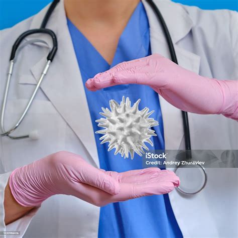 간호사는 중간에 바이러스와 다른 위의 보호 장갑에 그녀의 손을 잡고 코로나바이러스 세균파란 배경을 가지고 있는 의료복을 입은 의사 가리키기에 대한 스톡 사진 및 기타 이미지