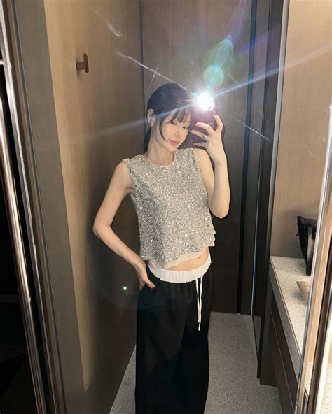 파티수 슬림한 핏으로 볼륨있는 바디를 연출해드리며 텐션감이 있어 편안한 착용감과 크롭한 기장으로 트렌디한 티와 발랄한 무드와 베이직한 디자인으로 트렌디하게 착용하기 좋은