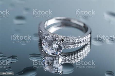 고급 보석 물방울이 있는 거울에 우아한 반지의 세련된 프리젠테이션 근접 촬영 0명에 대한 스톡 사진 및 기타 이미지 0명 개인 장식품 결정체 Istock