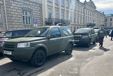 Британські благодійники передали бригадам зі Львівщини три позашляховики