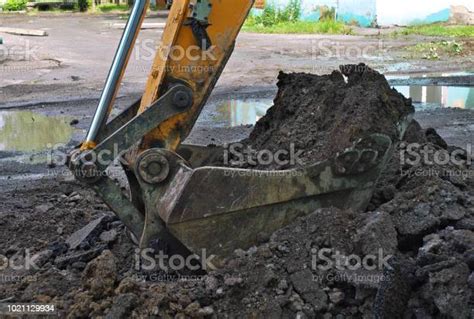 거리도 재건굴 삭 기 제거 오래 된 아스팔트 및 않는 방어 용 흙 둑 도로에 대한 스톡 사진 및 기타 이미지 도로