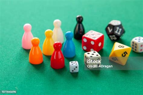 착 색된 게임 칩 보드 게임에 대 한 수치 녹색 테이블에 주사위 큐브의 컬렉션 경쟁에 대한 스톡 사진 및 기타 이미지 경쟁 노랑 놀이 Istock