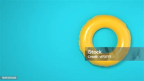 파란색 배경에 풍선 노란색 수영 반지 3d 렌더링 이미지입니다 위에에 대한 스톡 사진 및 기타 이미지 위에 튜브 공기 주입