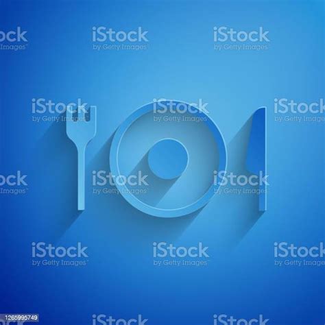 파란색 배경에 분리 된 종이 컷 플레이트 포크 및 나이프 아이콘 칼 붙이 기호 레스토랑 간판 종이 아트 스타일 벡터 3차원 형태에 대한 스톡 벡터 아트 및 기타 이미지