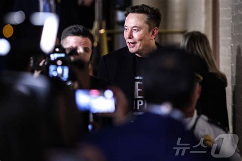 [포토] 공화 하원 의원 회동 후 취재진 만나는 일론 머스크 뉴스1