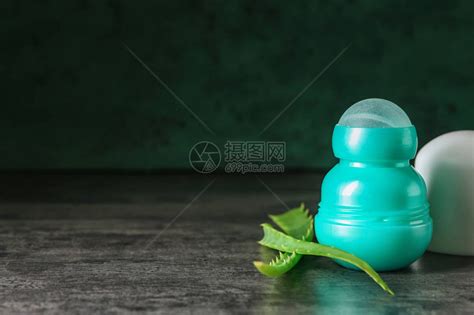 暗底背景的除臭剂在暗底背景高清图片下载 正版图片505729702 摄图网