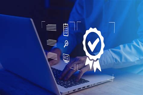 노트북 을 통해 최고의 서비스의 표시를 가진 사업가 Iso 인증 보증 품질 보증 표준 및 표준화 개념 고객 서비스 평가 및 만족도 비즈니스에 대한 스톡 사진 및 기타 이미지