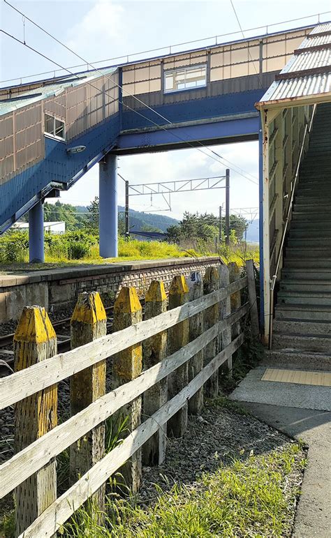 富根駅跨線橋と跨線橋から見た風景 五能線起点バスケと風力発電のまち能代スラムダンク聖地巡礼情報