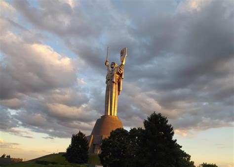 Батьківщина мати Київ Готелі поруч фото відео як добратися Безвізко Ua
