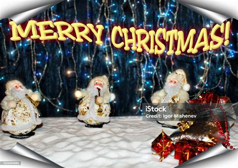 3 재미 있는 음악가 산타 클로스 선물와 프레임에 파란 조명 배경에 비문 메리 크리스마스 눈에 그들의 선물 0명에 대한 스톡 사진 및 기타 이미지 Istock