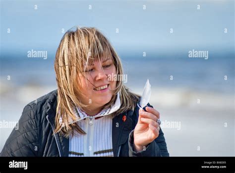 Porträt von Reife mollige Frau Entspannung an der Ostsee in Herbsttag