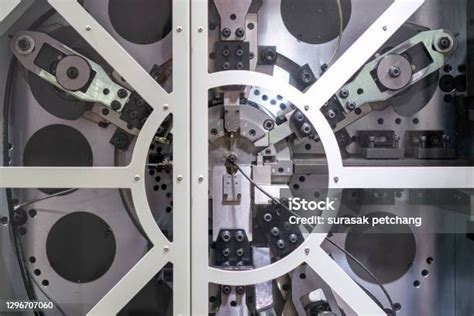 다양한 산업용 와이어 스트립 스틸 바 등을 위한 Cnc 자동 멀티 벤딩 성형 커밍 커팅 커팅 기종의 슬라이드 공구 기능 섹션