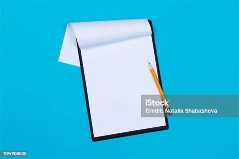 흰색 시트와 펜이 있는 클립보드 위에서 볼 수 있습니다 텍스트 공간 갈색에 대한 스톡 사진 및 기타 이미지 갈색 개념 개념과 주제 Istock