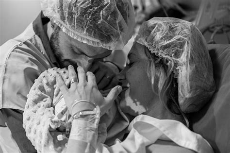 병원에서 진통을 겪은 후 갓 태어난 아기를 안고 있는 어머니와 아버지 0 11 개월에 대한 스톡 사진 및 기타 이미지 0 11 개월 1개월 30 34세 Istock