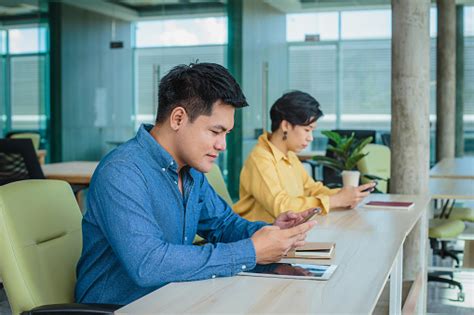 현대 사무실에서 휴대 전화를 사용하고 일하는 두 명의 아시아 사업가 경영자에 대한 스톡 사진 및 기타 이미지 경영자 비즈니스 사무실 Istock