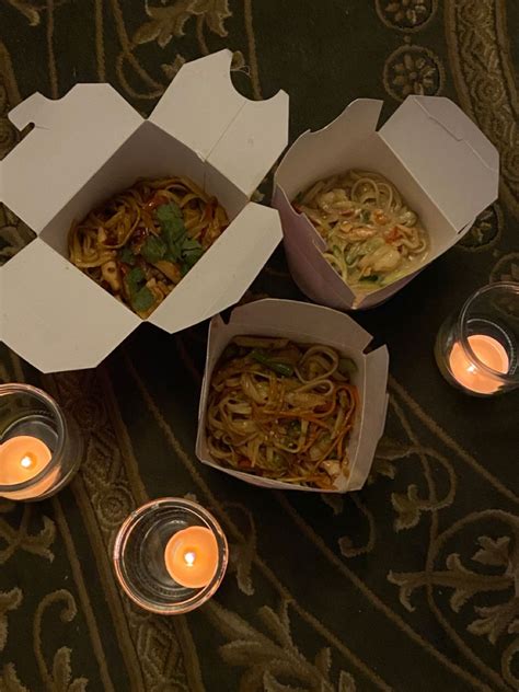 Три коробки с едой на столе