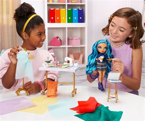 Игрален комплект за момичета с кукла Rainbow High Модно студио Мечтай