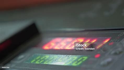 전자 디지털 다이얼 미터 카운터 파이프입니다 플라스틱 물 파이프 공장 제조입니다 물과 공기 압력의 사용과 기계 도구에 플라스틱 튜브를 만드는 과정 계산대에 대한 스톡 사진