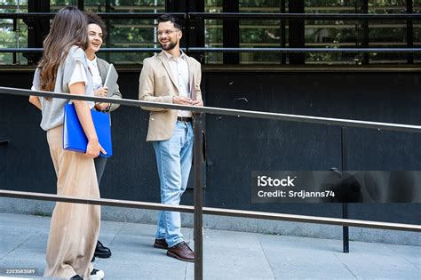 브레인스토밍 젊고 혁신적인 사업가 사업가 사업가가 사무실 건물 밖에 서서 기업 경영진과의 직원 회의에서 발표를 준비하고 있는 그룹 개념에 대한 스톡 사진 및 기타 이미지