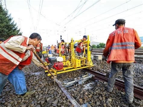 黑龙江：铁路工人鏖战在施工现场 人民图片网